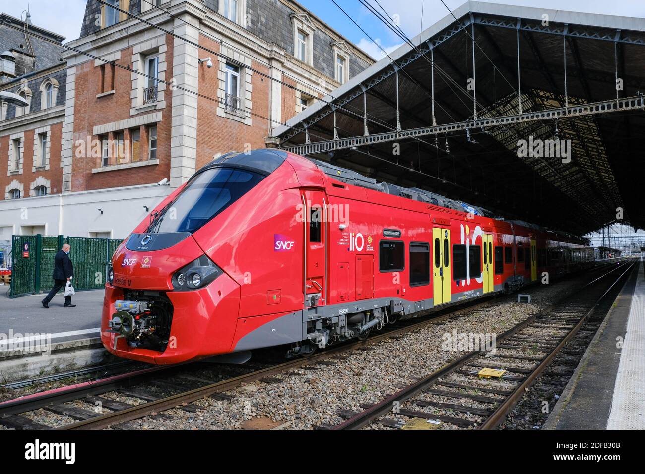 Dual mode locomotive hi-res stock photography and images - Alamy