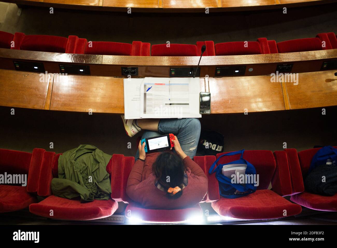 A citizen plays video game nintendo switch in the hemicycle of the CESE ...