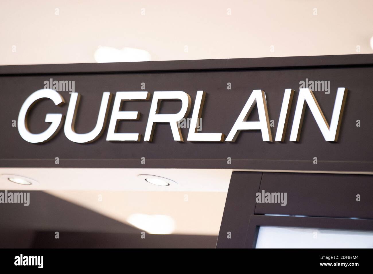 Guerlain logo hi-res stock photography and images - Alamy