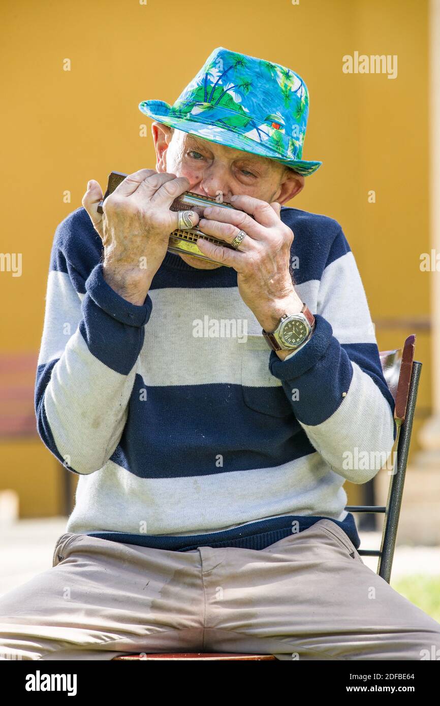 France, Loiret (45), André Robillard, né en 1931 André Robillard est ...