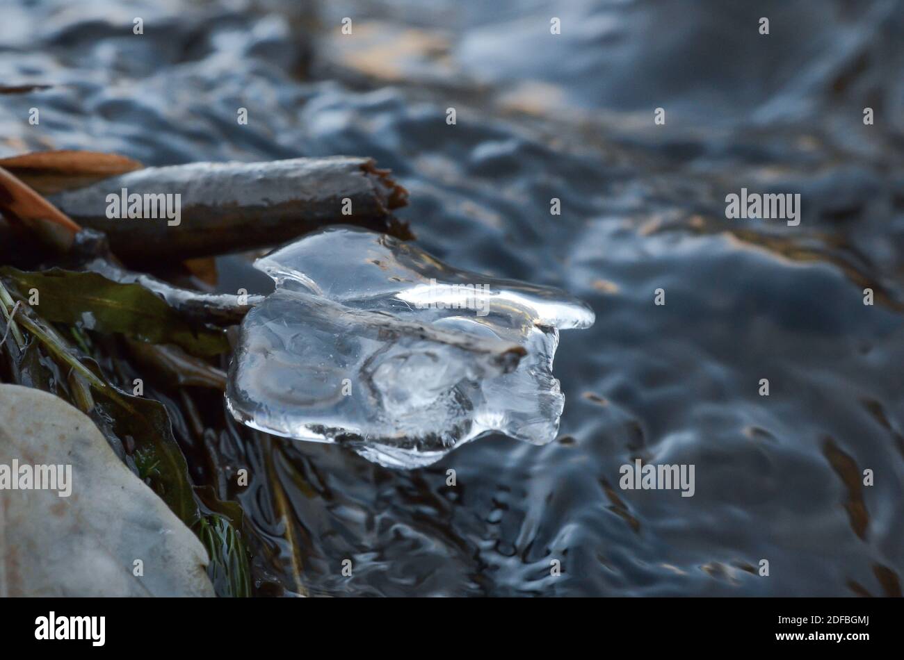 Hanging piece of ice hi-res stock photography and images - Alamy
