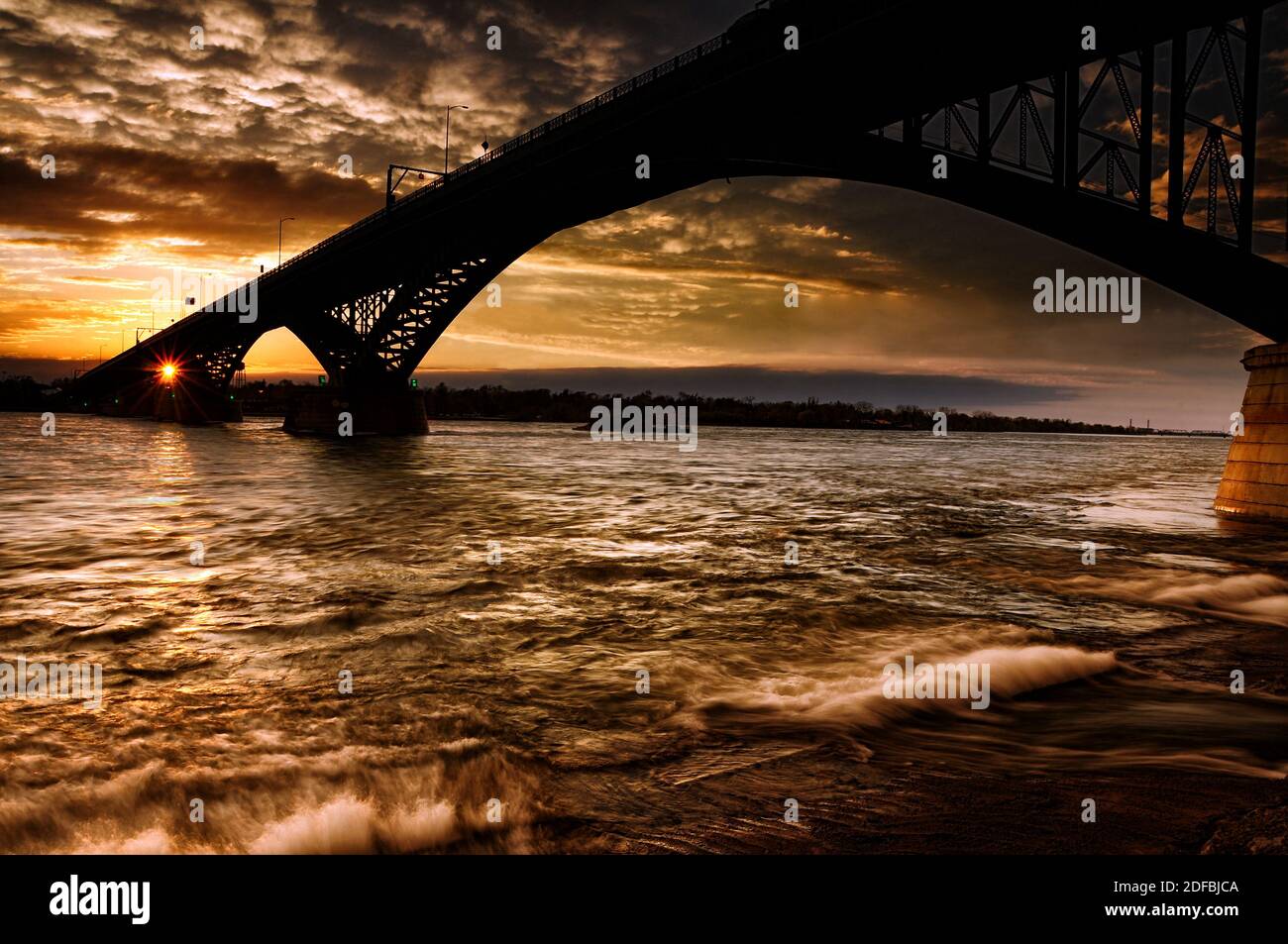 Peace bridge niagara river hi-res stock photography and images - Alamy