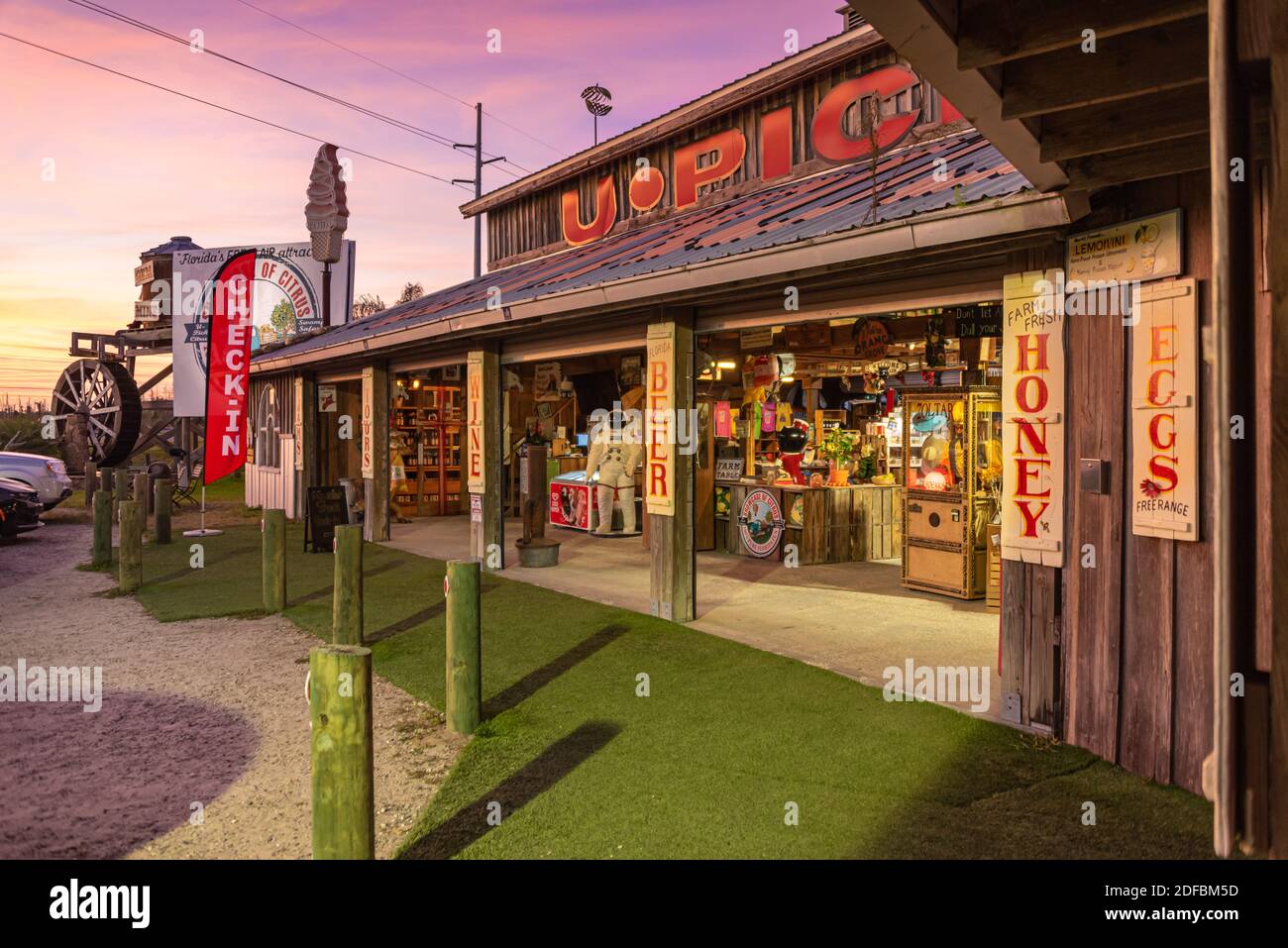 The Showcase of Citrus is a roadside delight with u-pick citrus, open ...