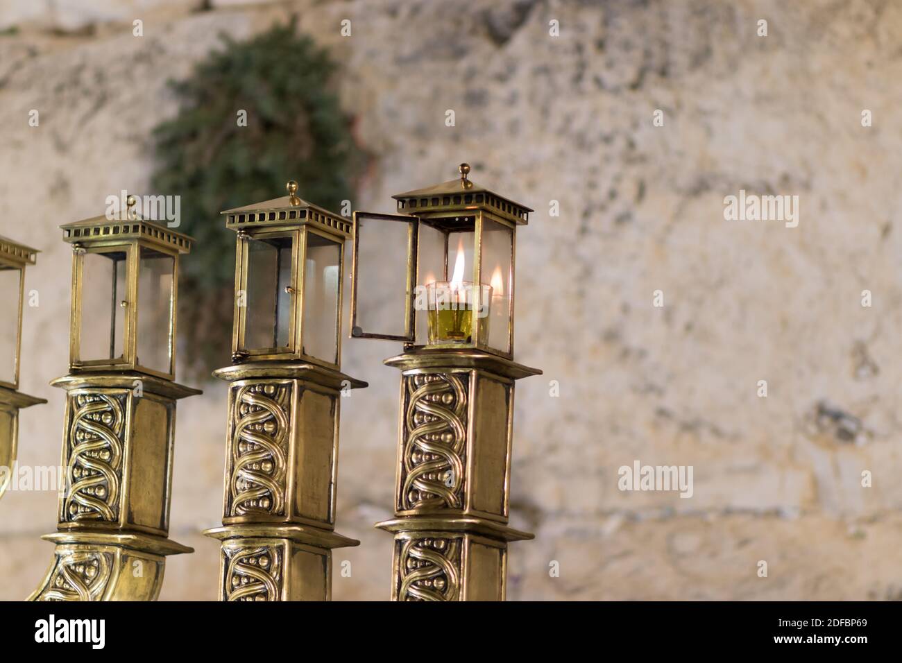 Menorah sculpture jerusalem hi-res stock photography and images - Alamy