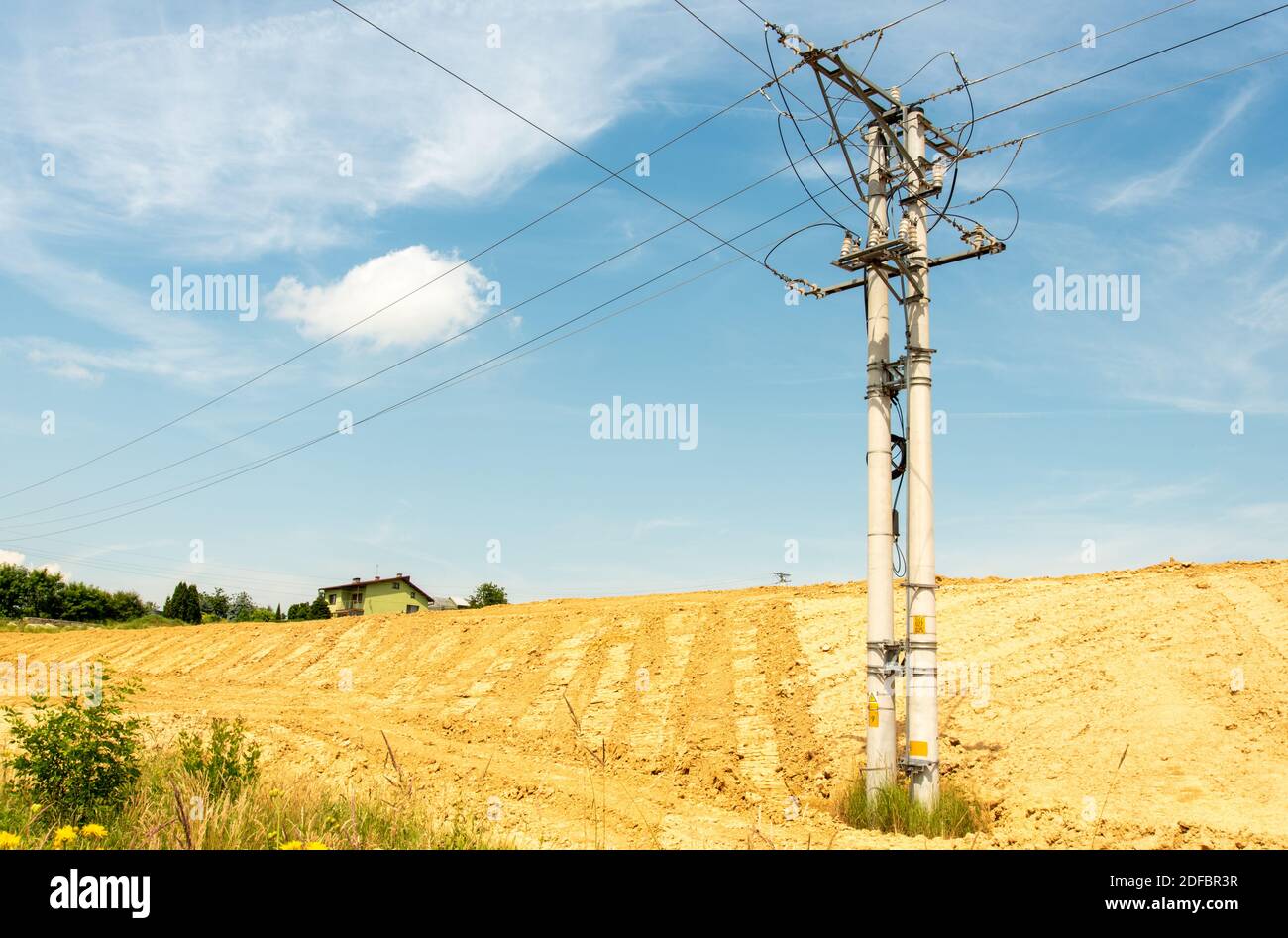 Electricity pylon power lines field hi-res stock photography and images ...