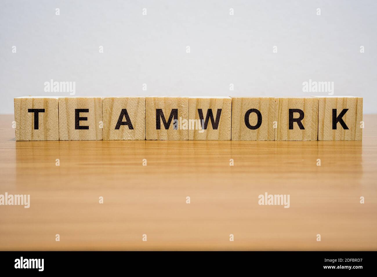 Wooden block on desk with the word Teamwork Stock Photo - Alamy