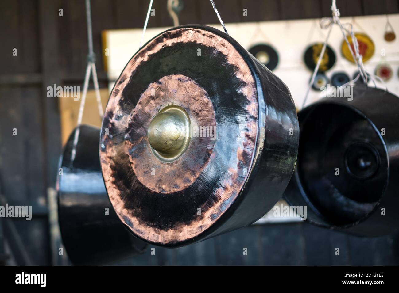 Traditional gong hi-res stock photography and images - Alamy