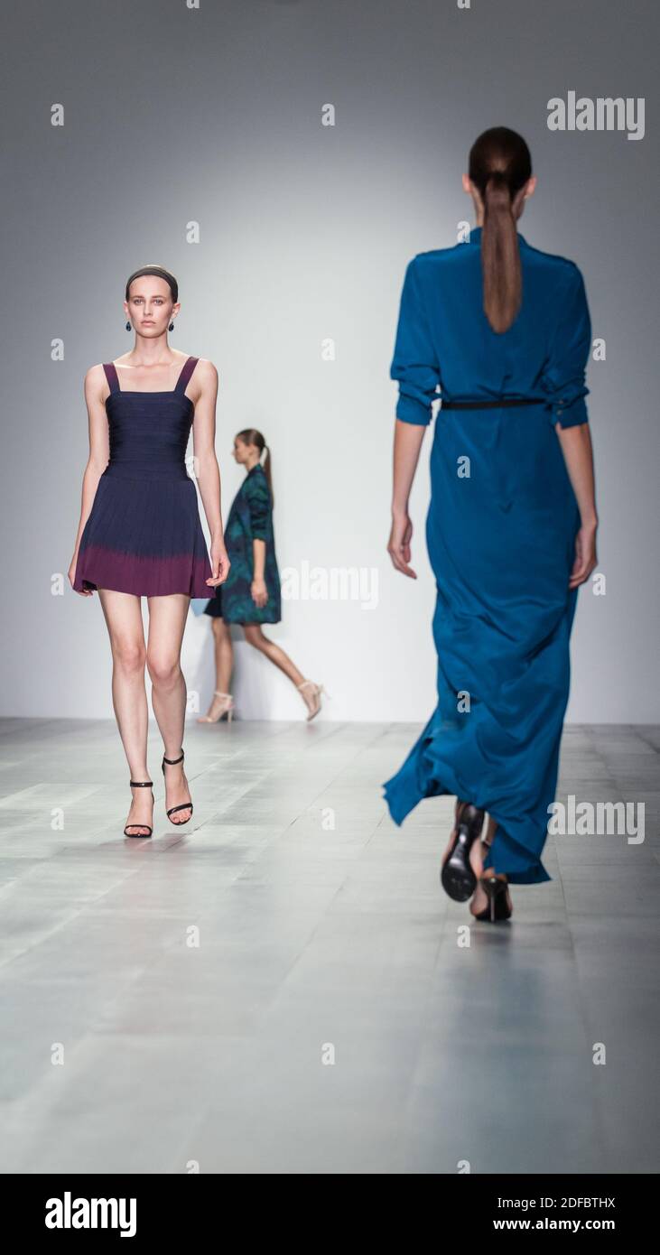 Models on catwalk hi-res stock photography and images - Alamy