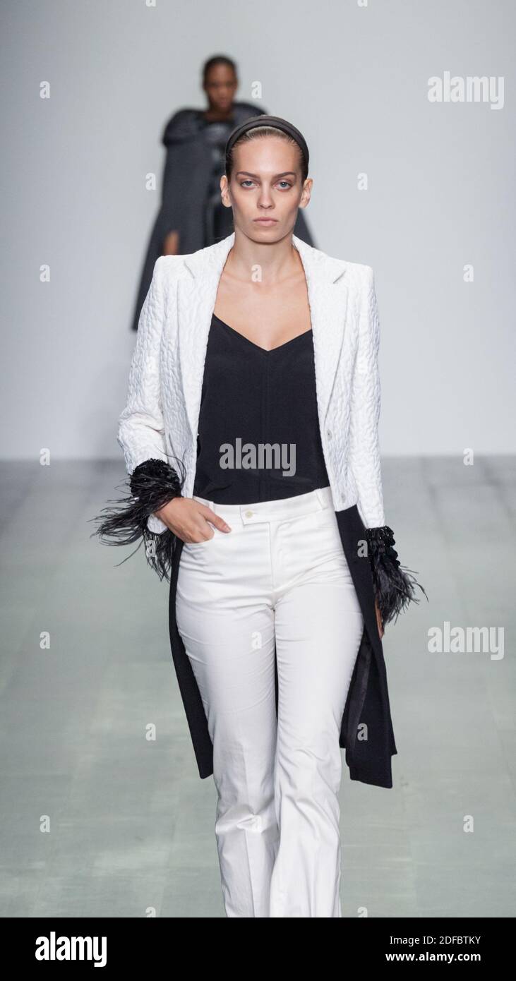 Fashion trend look hi-res stock photography and images - Alamy