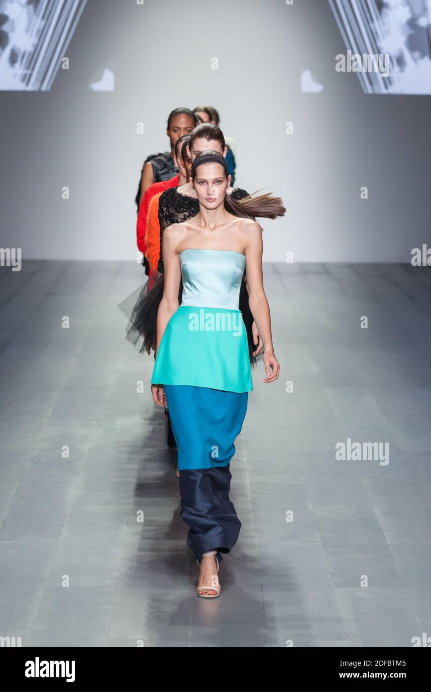 Fashion show catwalk hi-res stock photography and images - Alamy