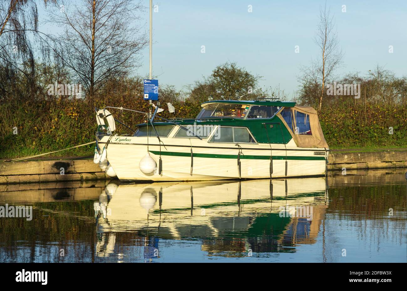 Old cabin cruiser uk hi-res stock photography and images - Alamy