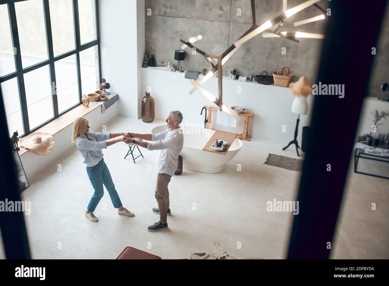 Top view picture of a couple dancing in the bathroom Stock Photo - Alamy