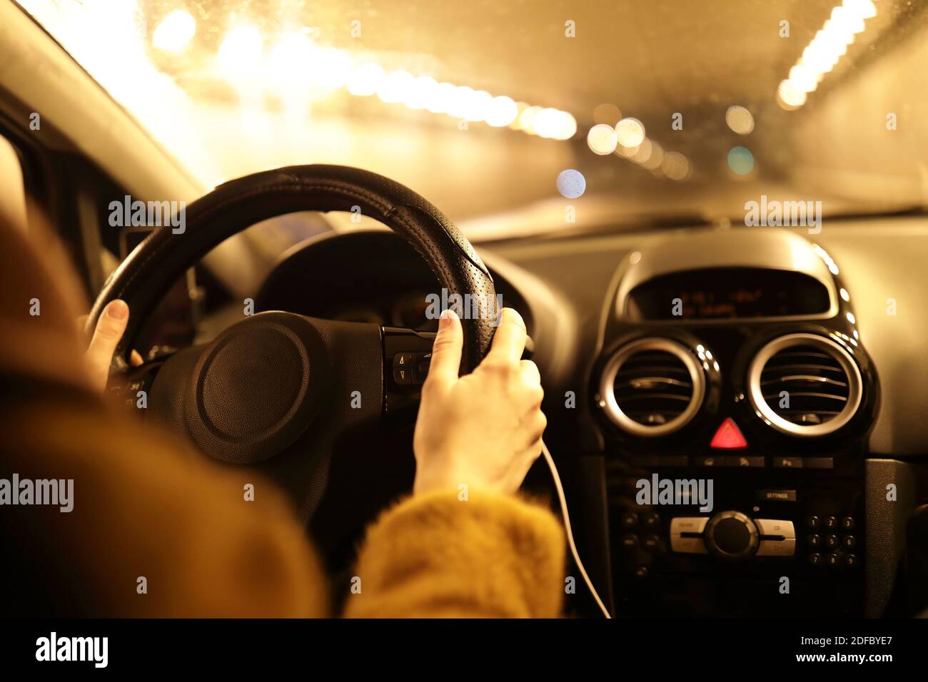 Woman night winter car hi-res stock photography and images - Alamy