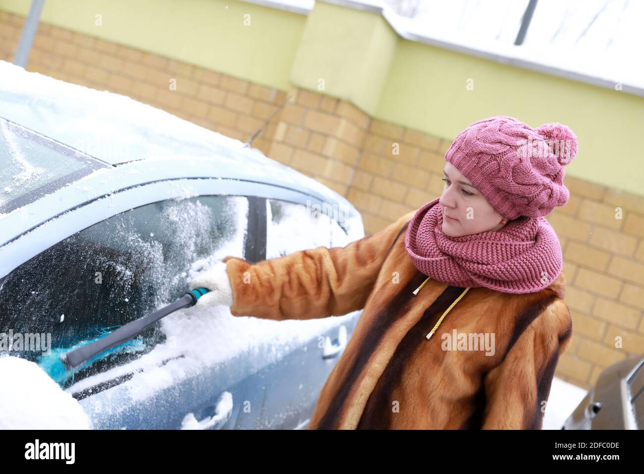 Woman scraping ice off car windscreen hi-res stock photography and ...