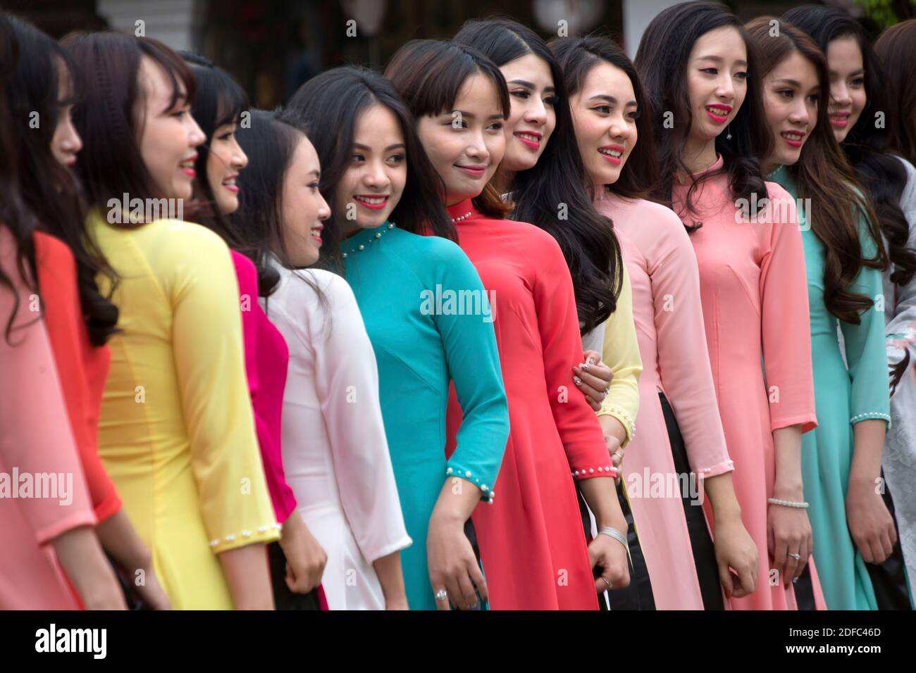 Vietnam, Hanoi, students visiting the Temple of Literature Stock Photo ...