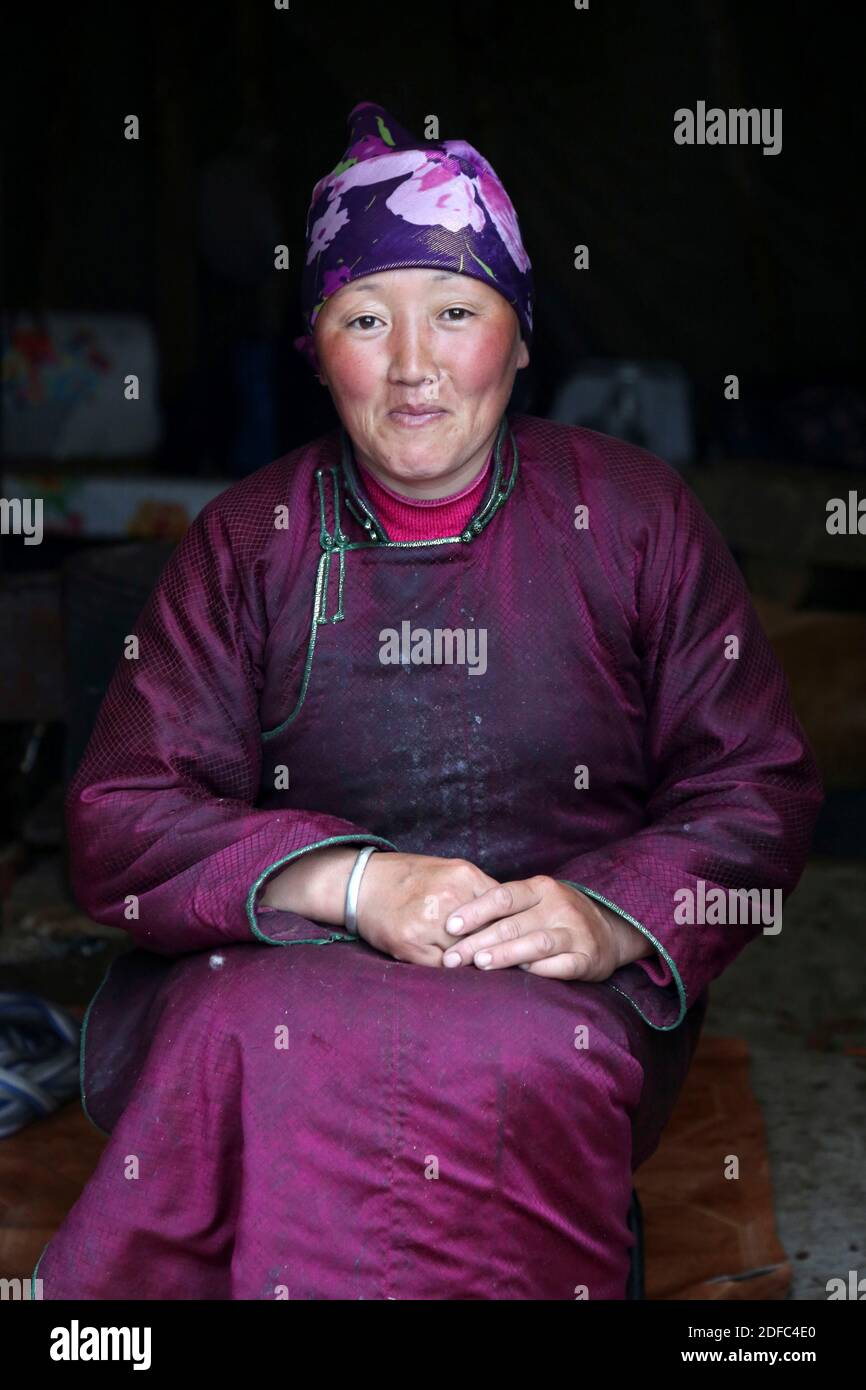 Mongolia, nomadic reindeer herders, Tsaatan Dukha people, woman Stock ...