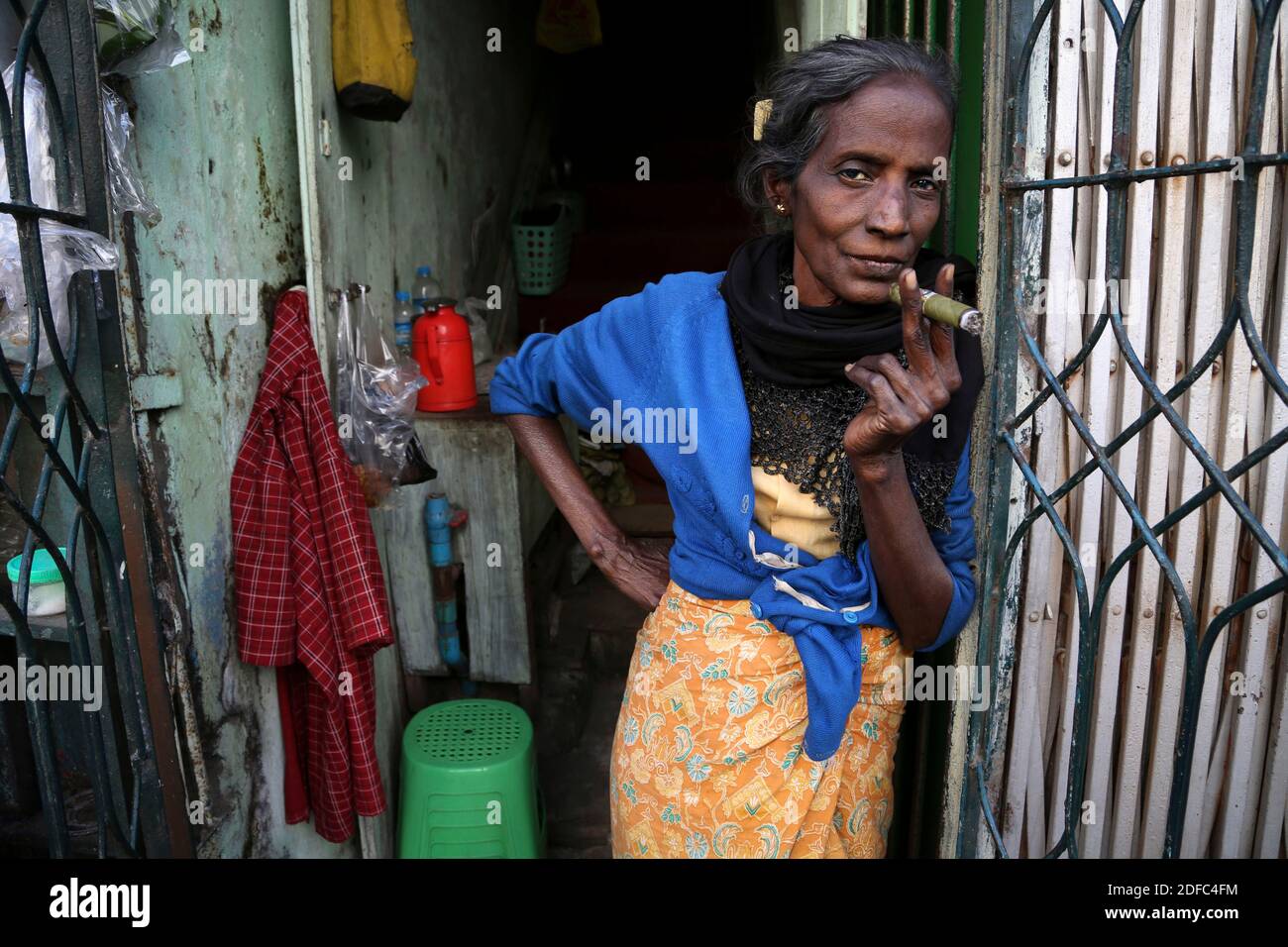 Myanmar (Burma), woman smoking cheroot in Yangon Stock Photo - Alamy