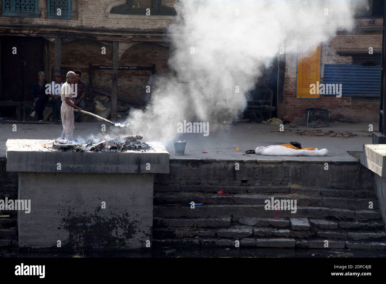 Nepal, cremation at Pashupatinath, cremation ceremony Stock Photo - Alamy