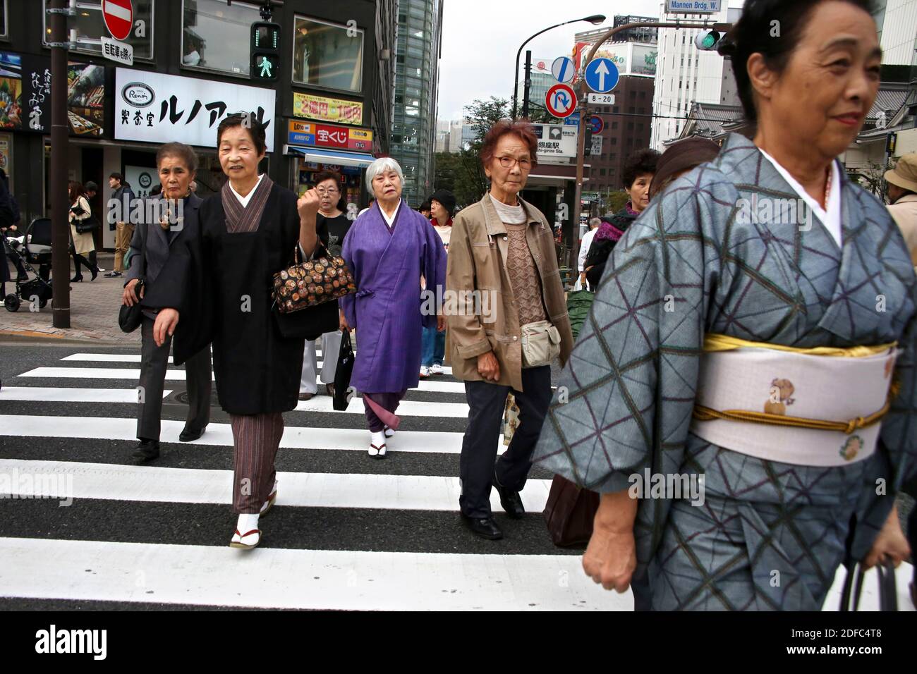 Japan, people in a Tokyo street Stock Photo - Alamy
