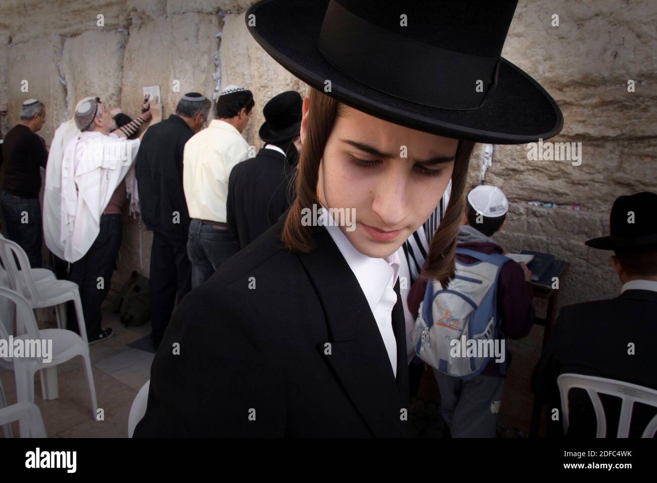 Israel, Jerusalem, Western Wall, hardedim man (ultra orthodox Jew) at ...