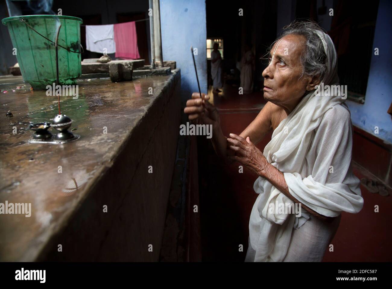 India, Indian woman doing puja ritual in an ashram in Vrindavan Stock ...