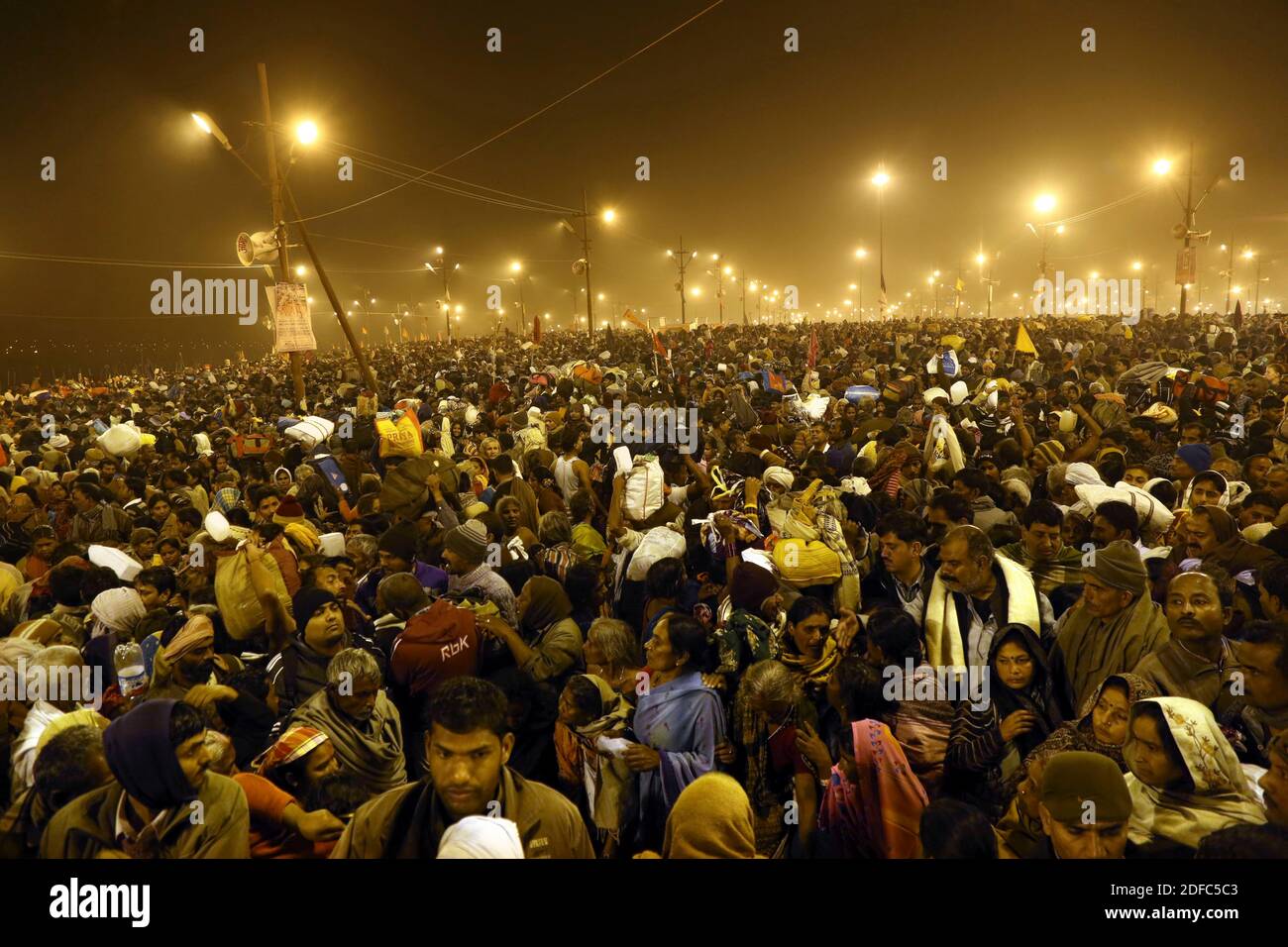 India silhouette crowd hi-res stock photography and images - Alamy