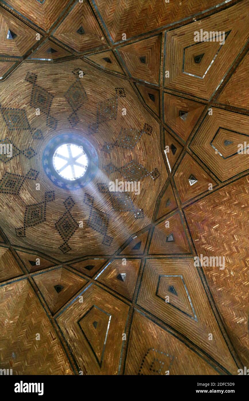 Iran, work on the roof of the Isfahan bazaar Stock Photo - Alamy