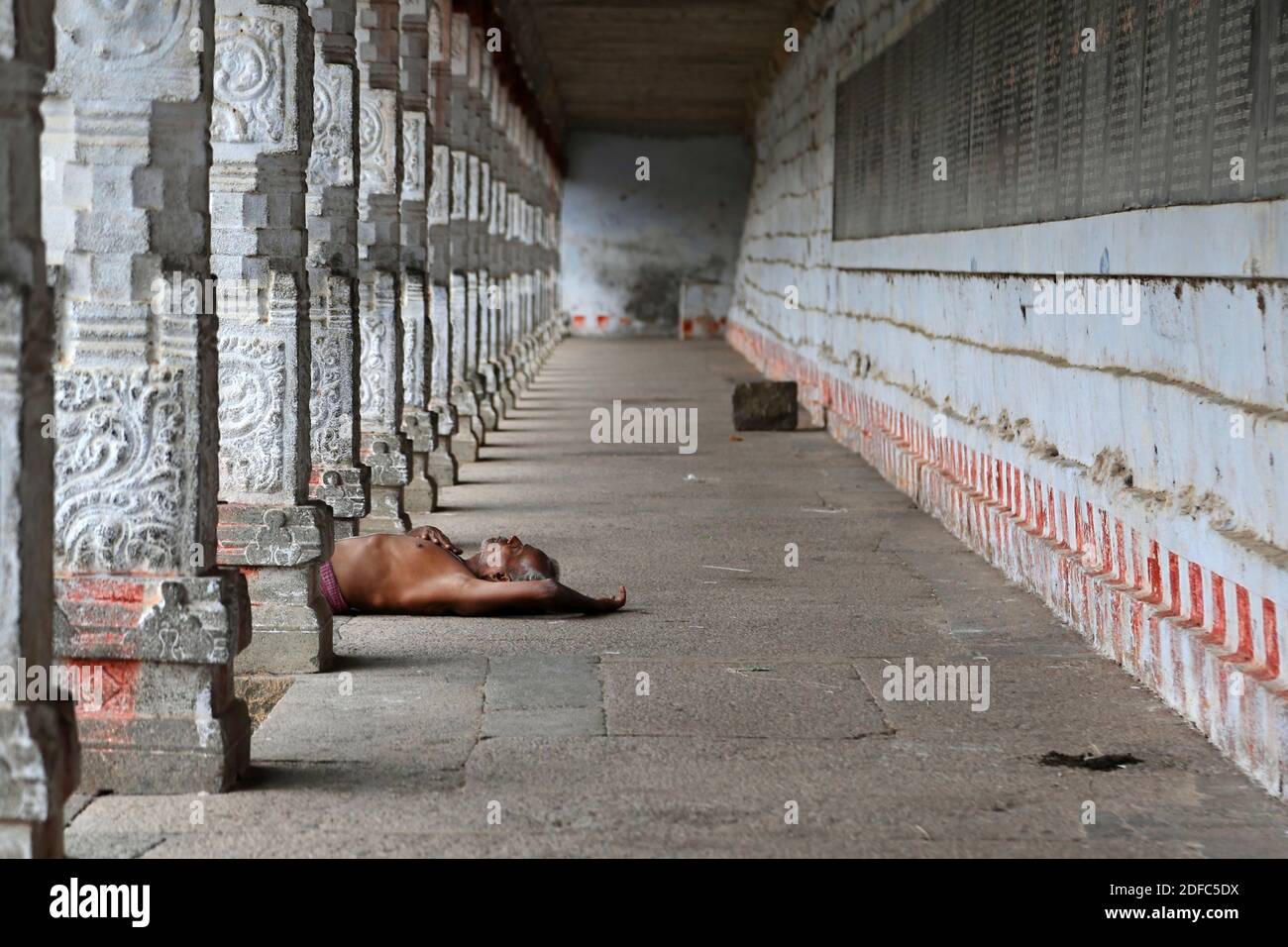 India, Chennai, a man sleeps inside the Kapaleeshwarar Hindu temple ...