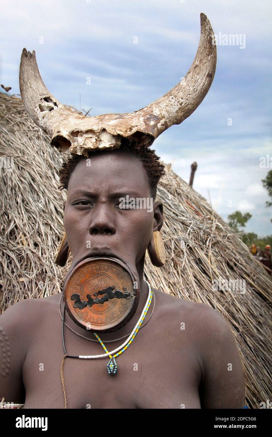 Portrait mursi woman lip plate hi-res stock photography and images - Alamy