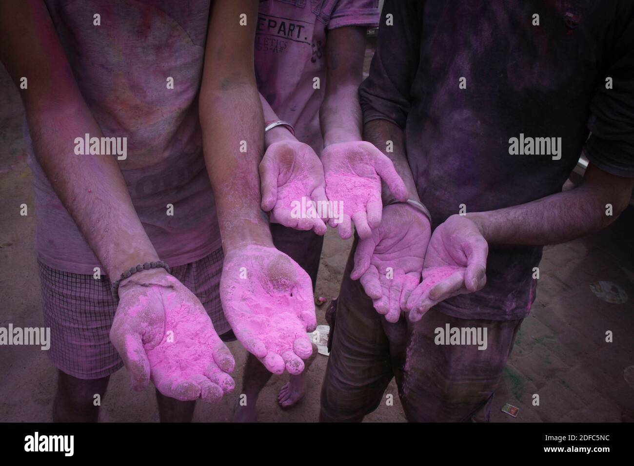 India, hands covered in pink Holi colors during Holi festival in ...