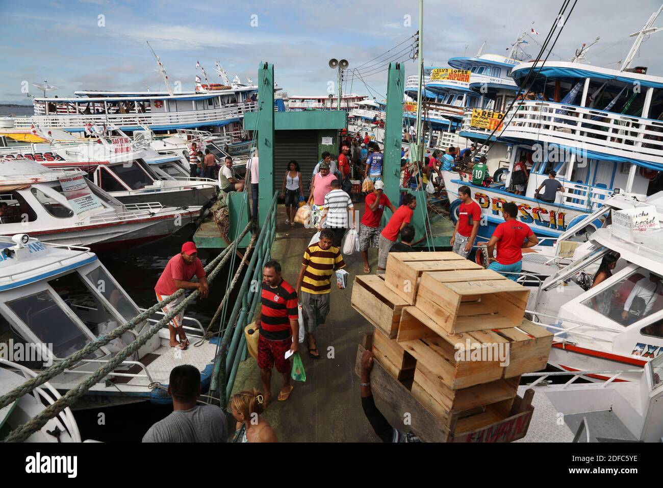 Brazil, Amazon, man working at the port of Manaus Stock Photo - Alamy