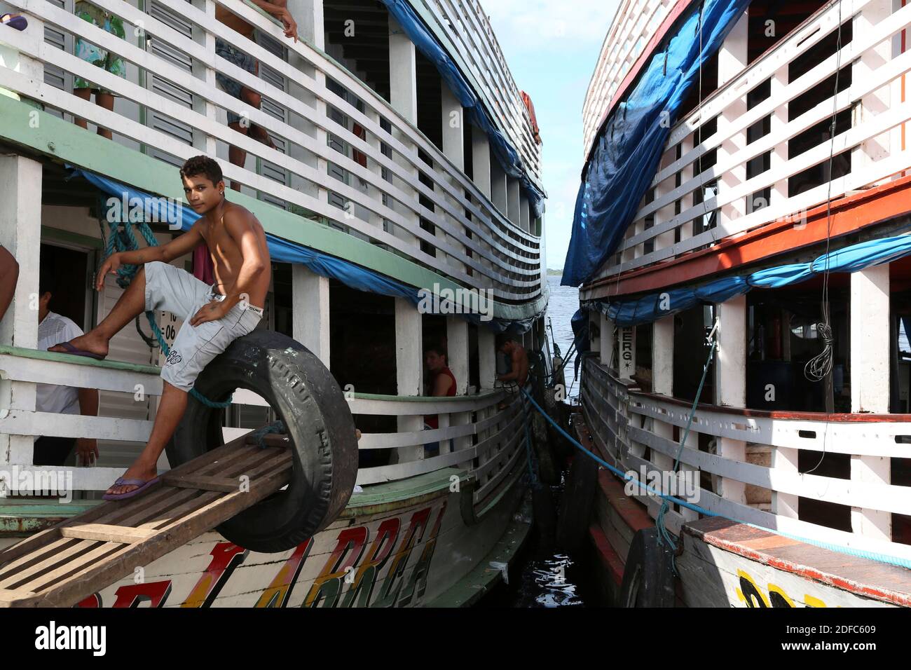 Brazil, Amazon, man working at the port of Manaus Stock Photo - Alamy