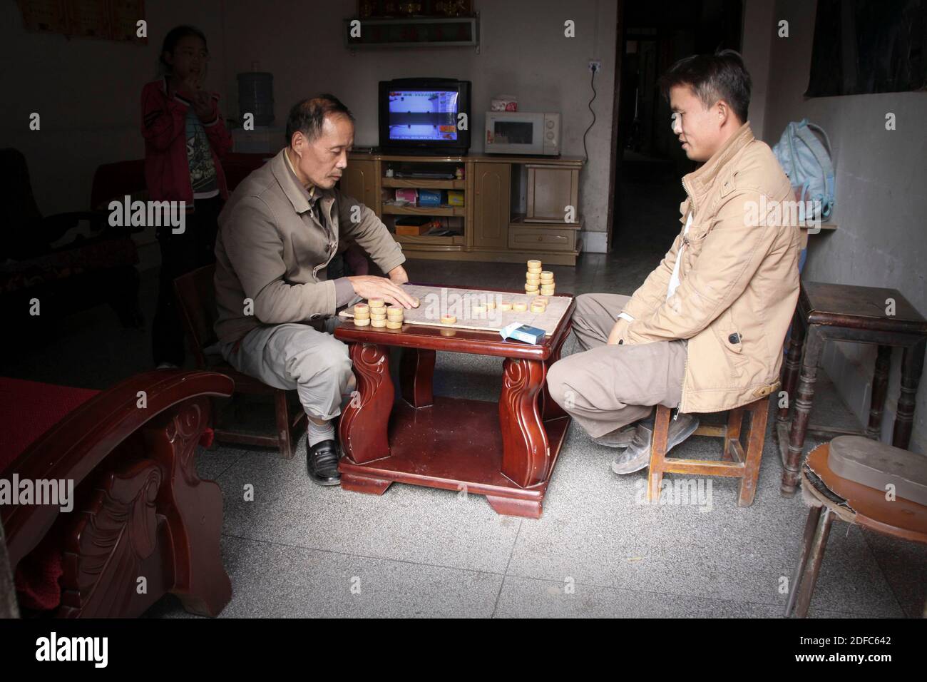 China, Guizhou, two men play chess at home in Zhenyuan Stock Photo - Alamy