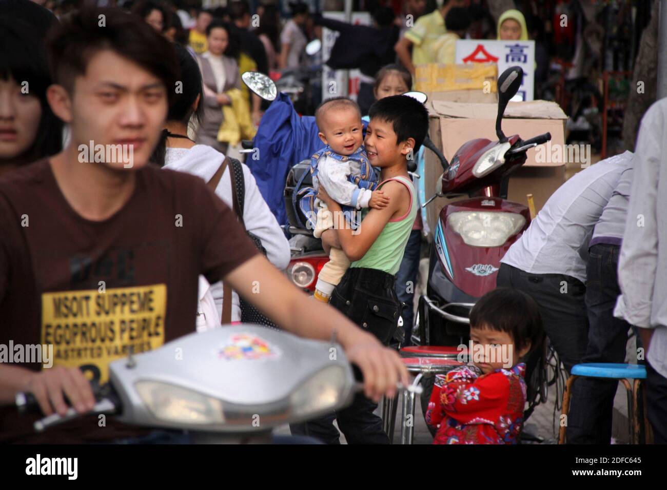 Crowd city asia children hi-res stock photography and images - Alamy