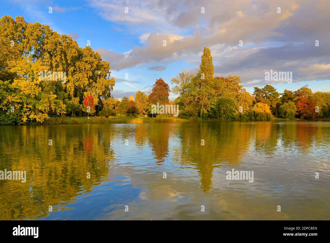 France, Paris, the Bois de Vincennes, the Daumesnil Lake in Autumn ...