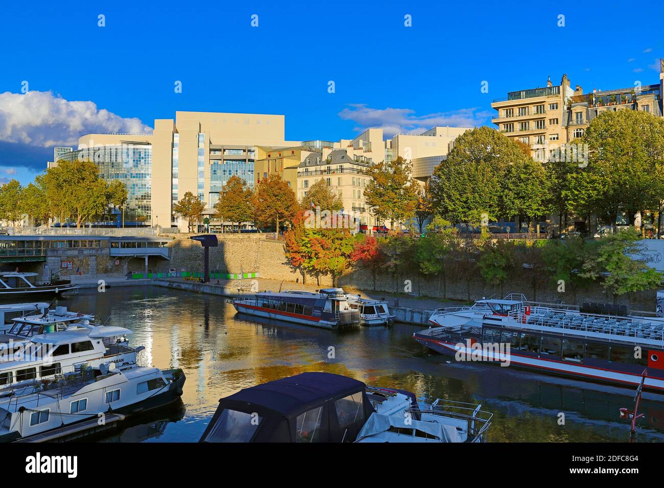 Opera district paris hi-res stock photography and images - Alamy