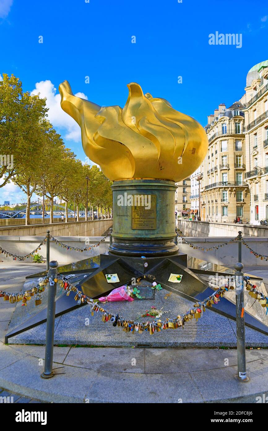 Pont de l'alma flame hi-res stock photography and images - Alamy