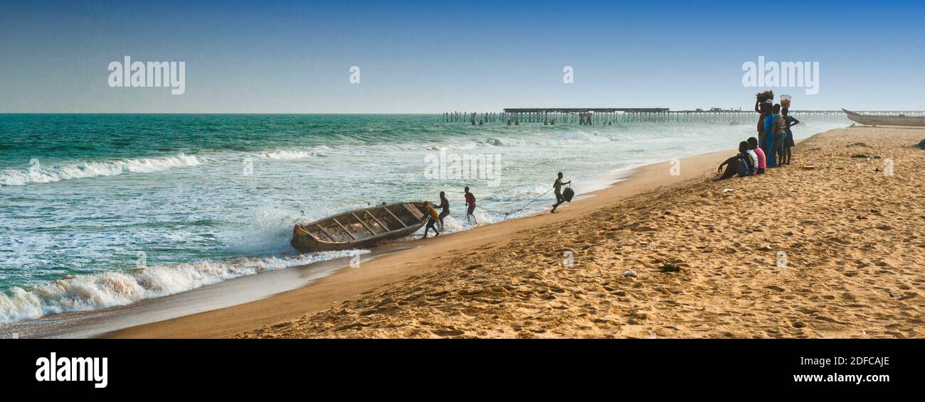Togo, Lom?, fishermen back from fishing in font of the old wharf Stock ...