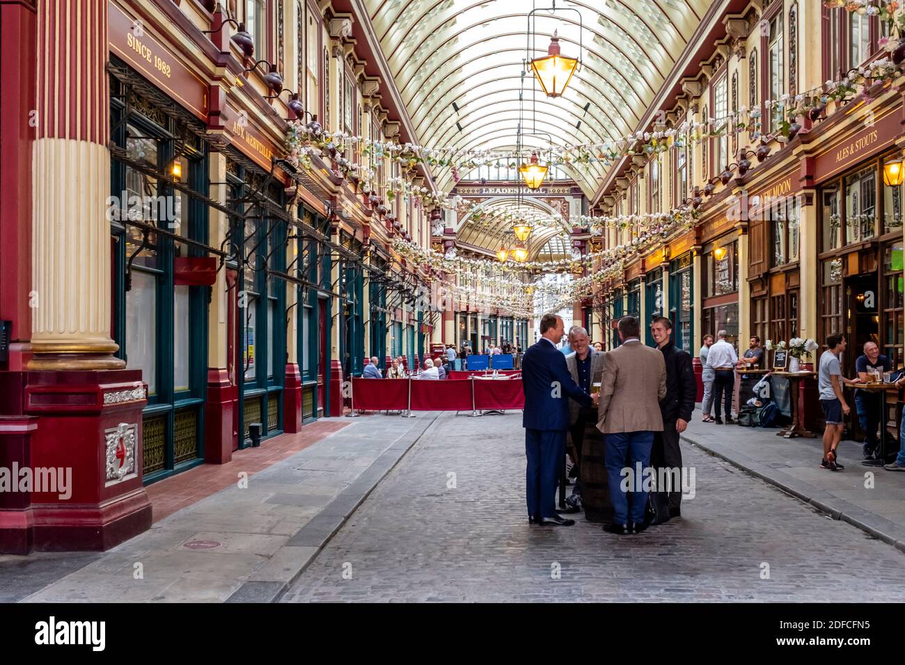 London summer relaxing people talking hi-res stock photography and ...