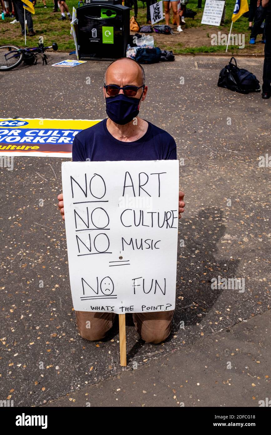 Employees protesting job cuts hi-res stock photography and images - Alamy