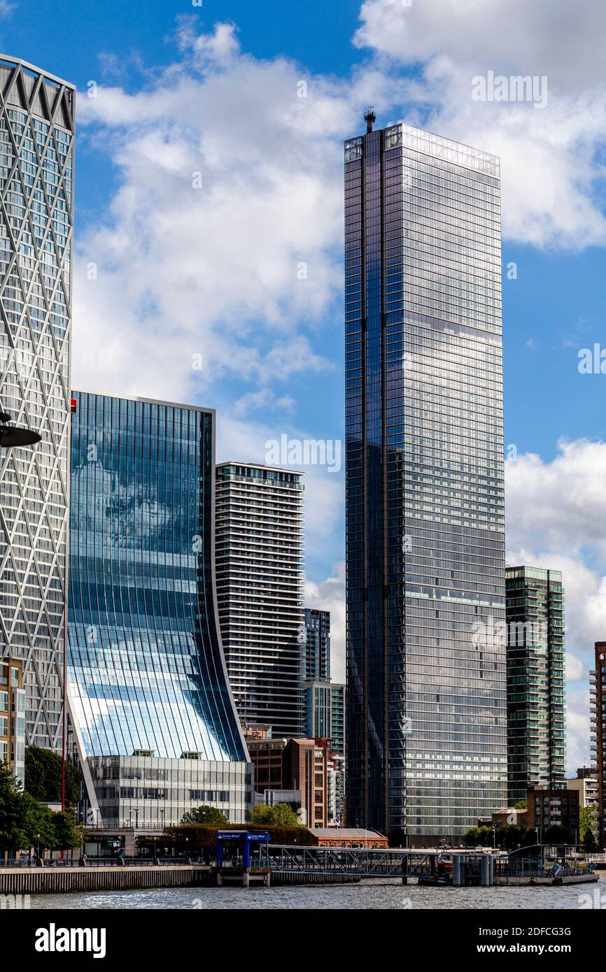 The Landmark Pinnacle Building (on the right of image), Canary Wharf ...