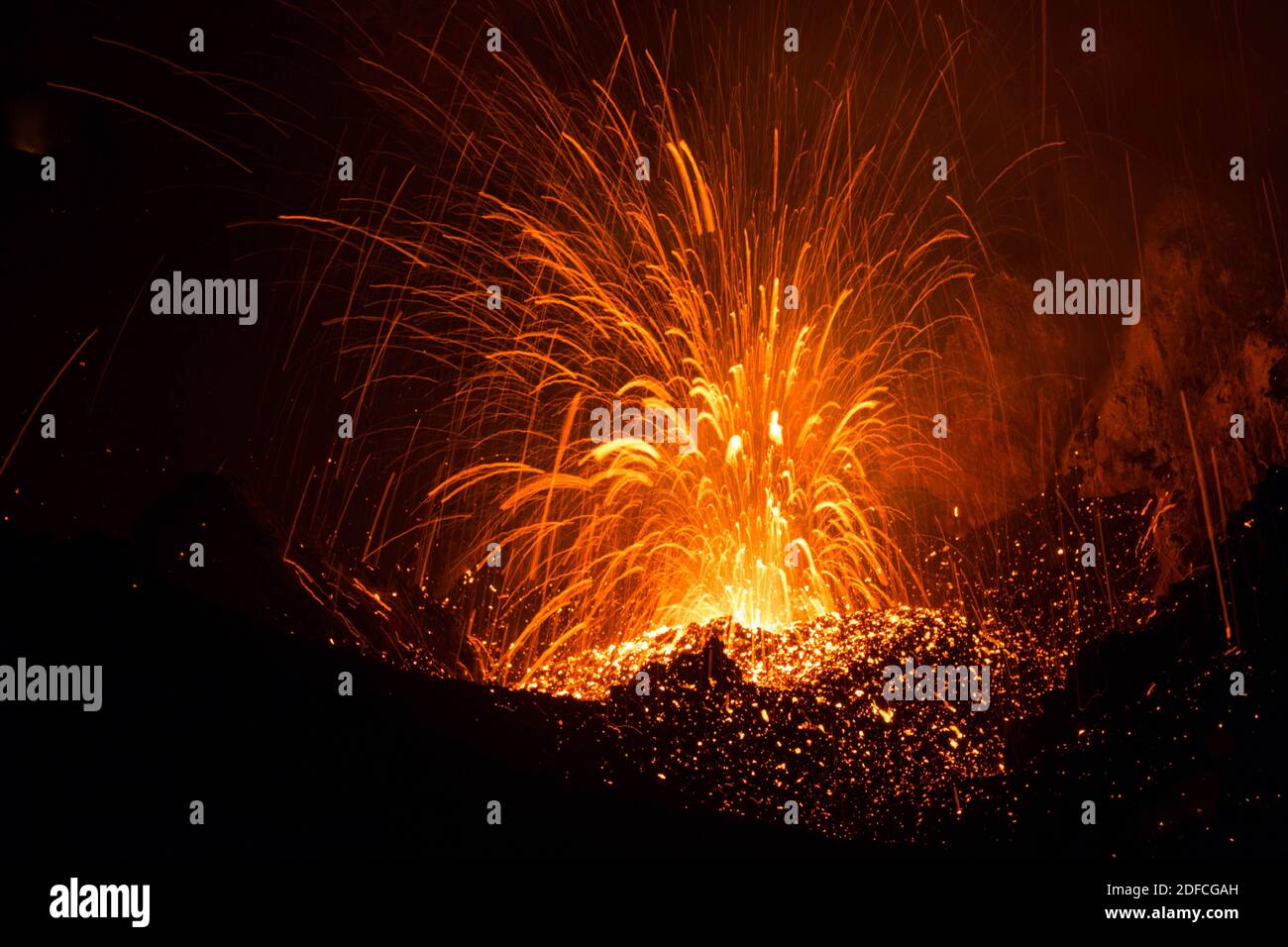 Volcano explosion hi-res stock photography and images - Alamy