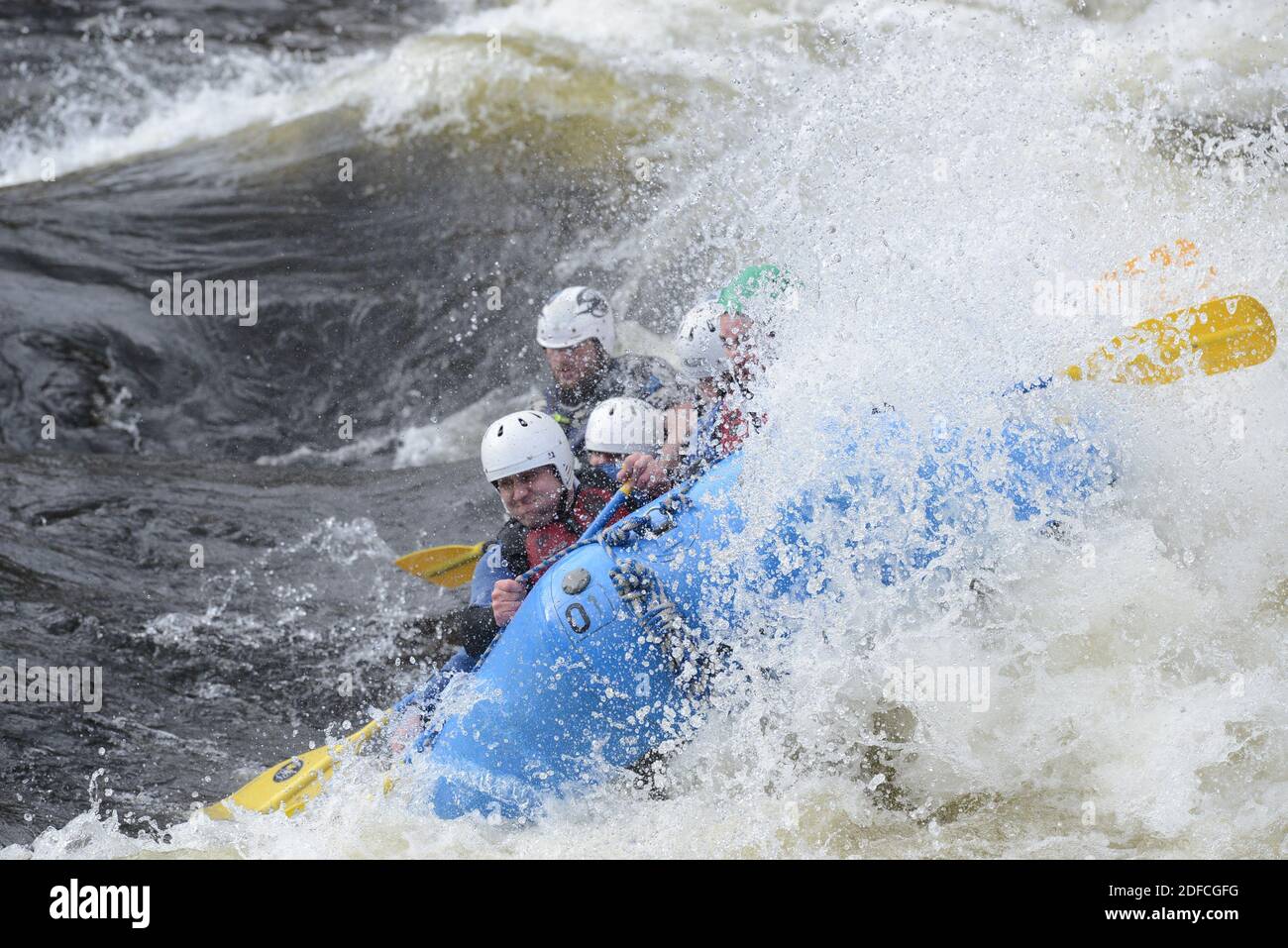 People on a whitewater raft riding the waves Stock Photo - Alamy