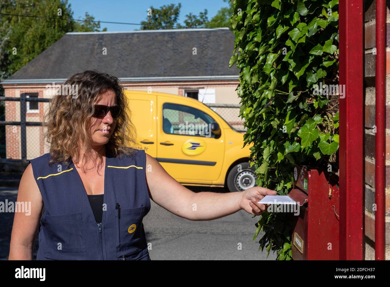 Mailwoman hi-res stock photography and images - Alamy