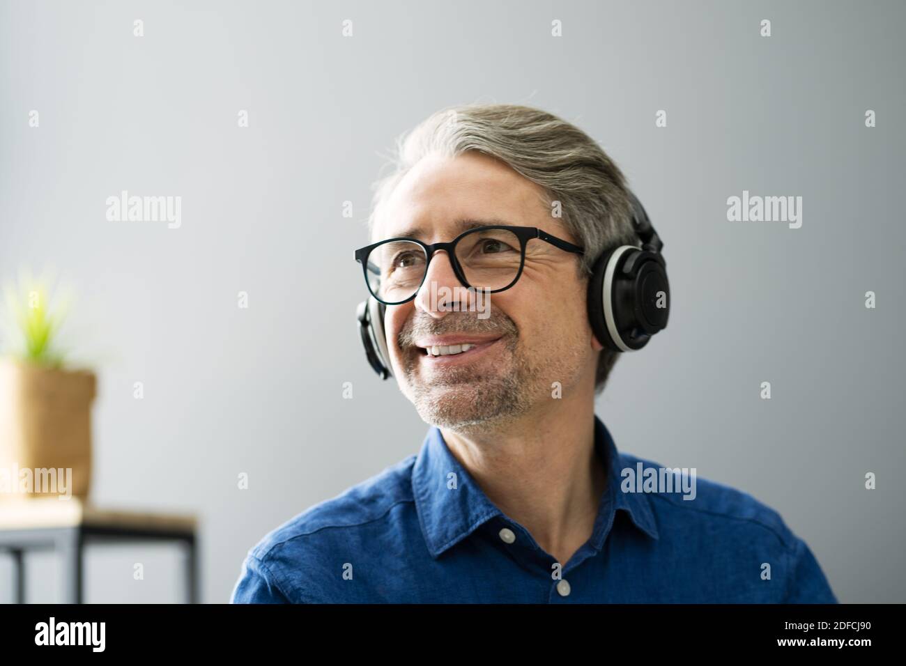 Headphones person hi-res stock photography and images - Alamy