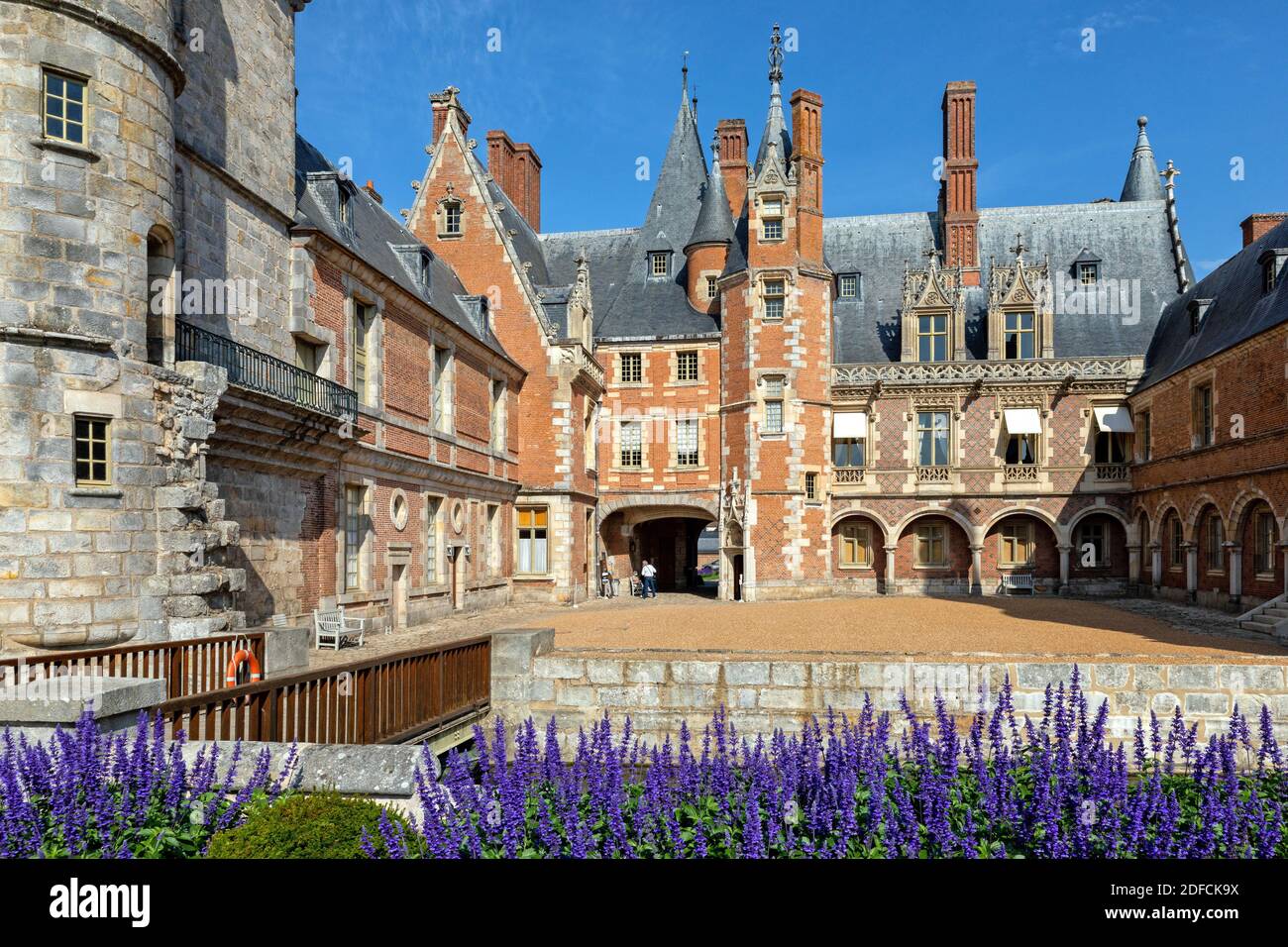 Red brick facade hi-res stock photography and images - Alamy
