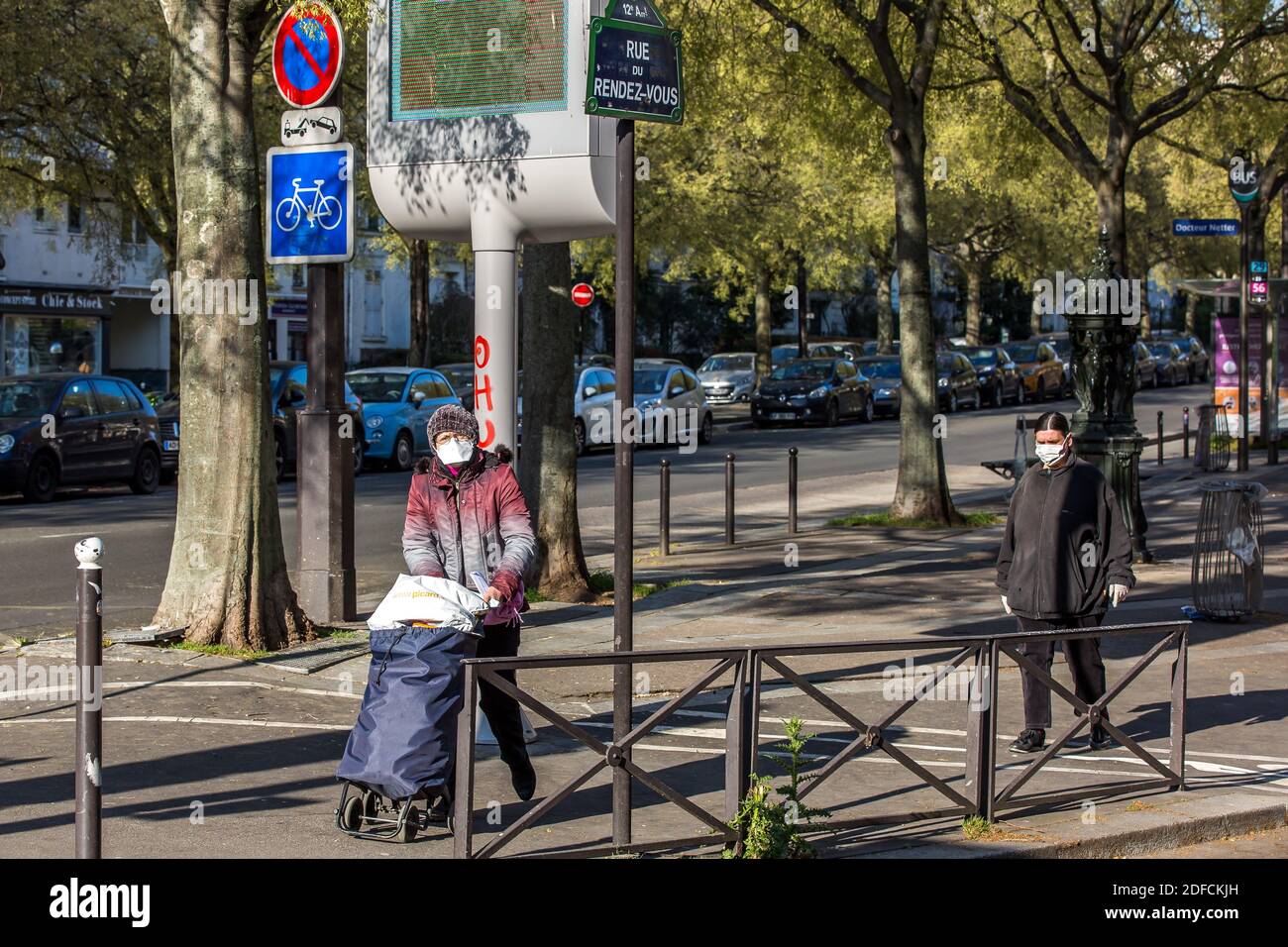 WOMAN AND MAN SHOPPING WITH MASKS, COVID-19 PANDEMIC, RUE DU RENDEZ ...