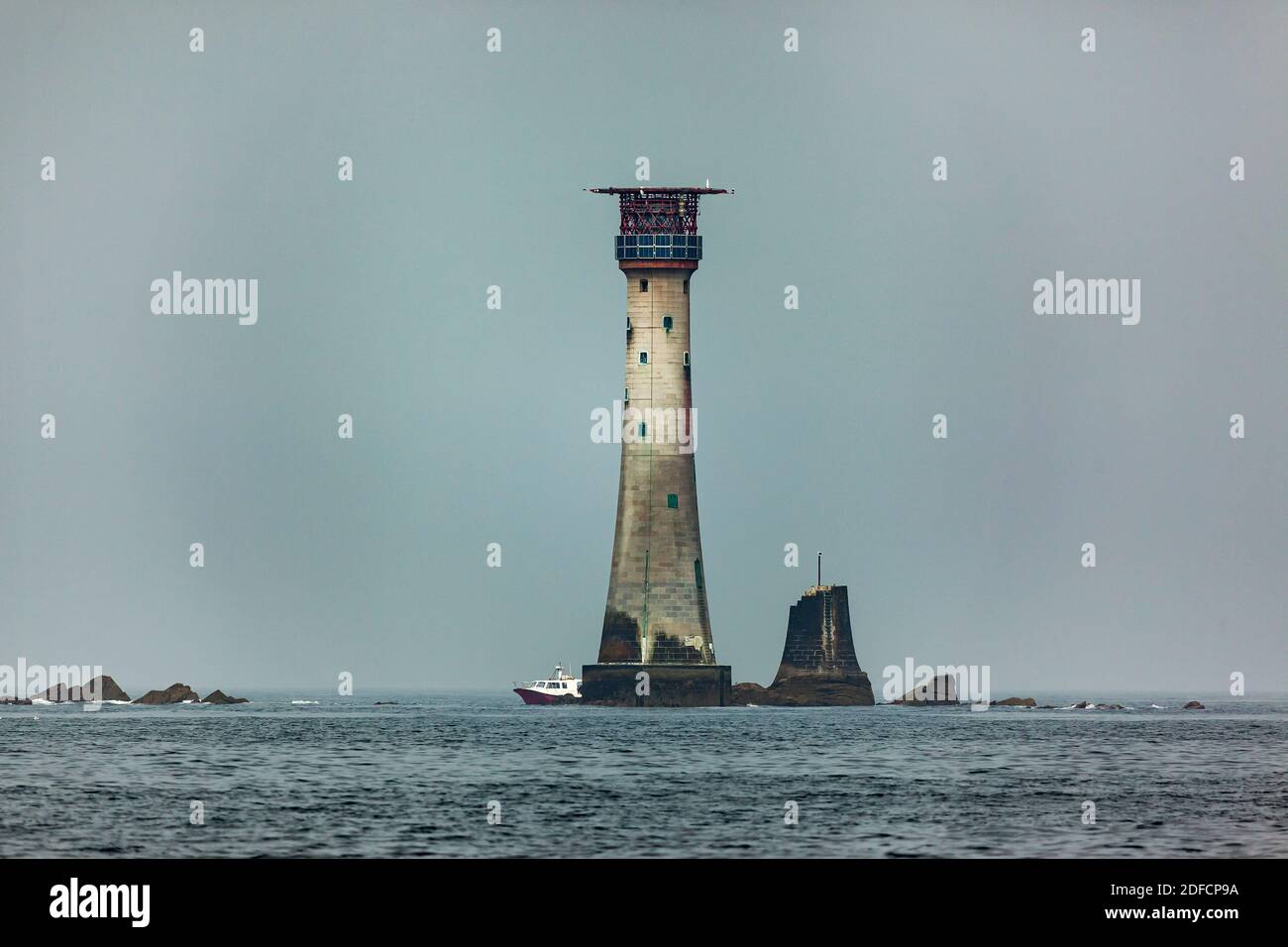 Eddystone Lighthouse (new next to ruins of the old lighthouse ...