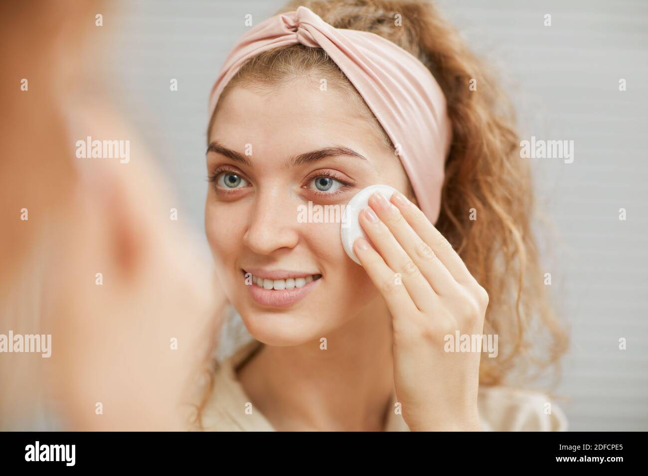 Complexion sponge hi-res stock photography and images - Alamy