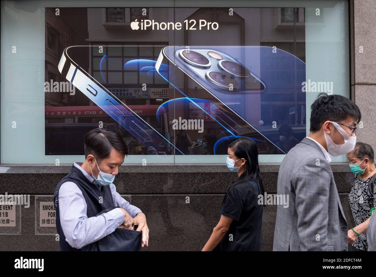 Iphone and face masks hi-res stock photography and images - Alamy